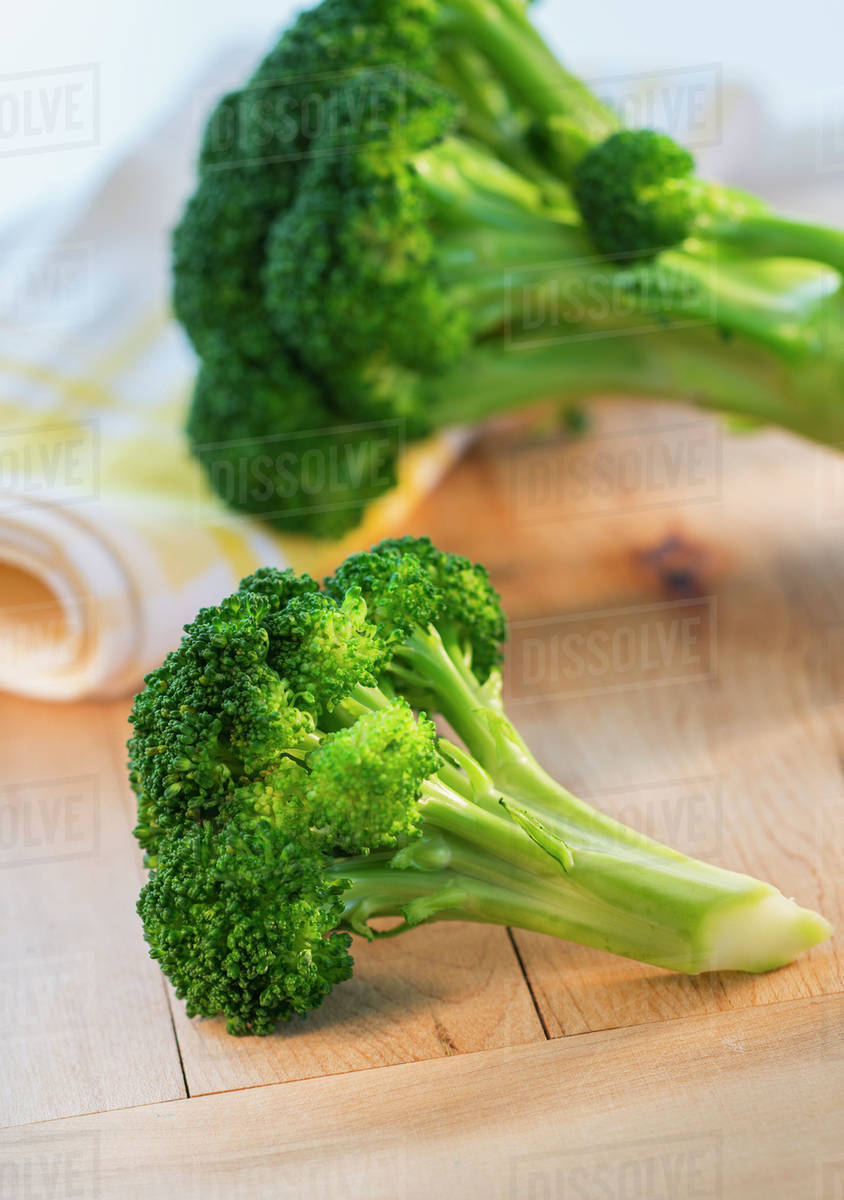 Broccoli on cutting board, studio shot - Royalty-free Stock Photo ...