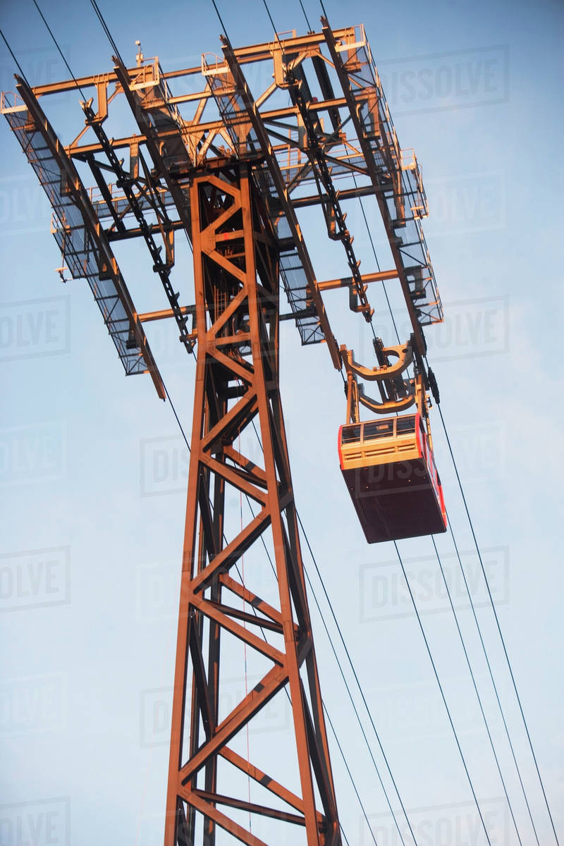 USA, New York, New York City, Manhattan, Overhead cable car and pylon ...