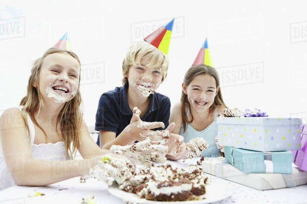 Children eating birthday cake with their hands - Royalty-free Stock ...