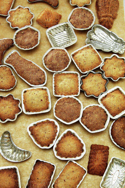 Lots of small cakes and baking tins - Royalty-free Stock Photo | Dissolve