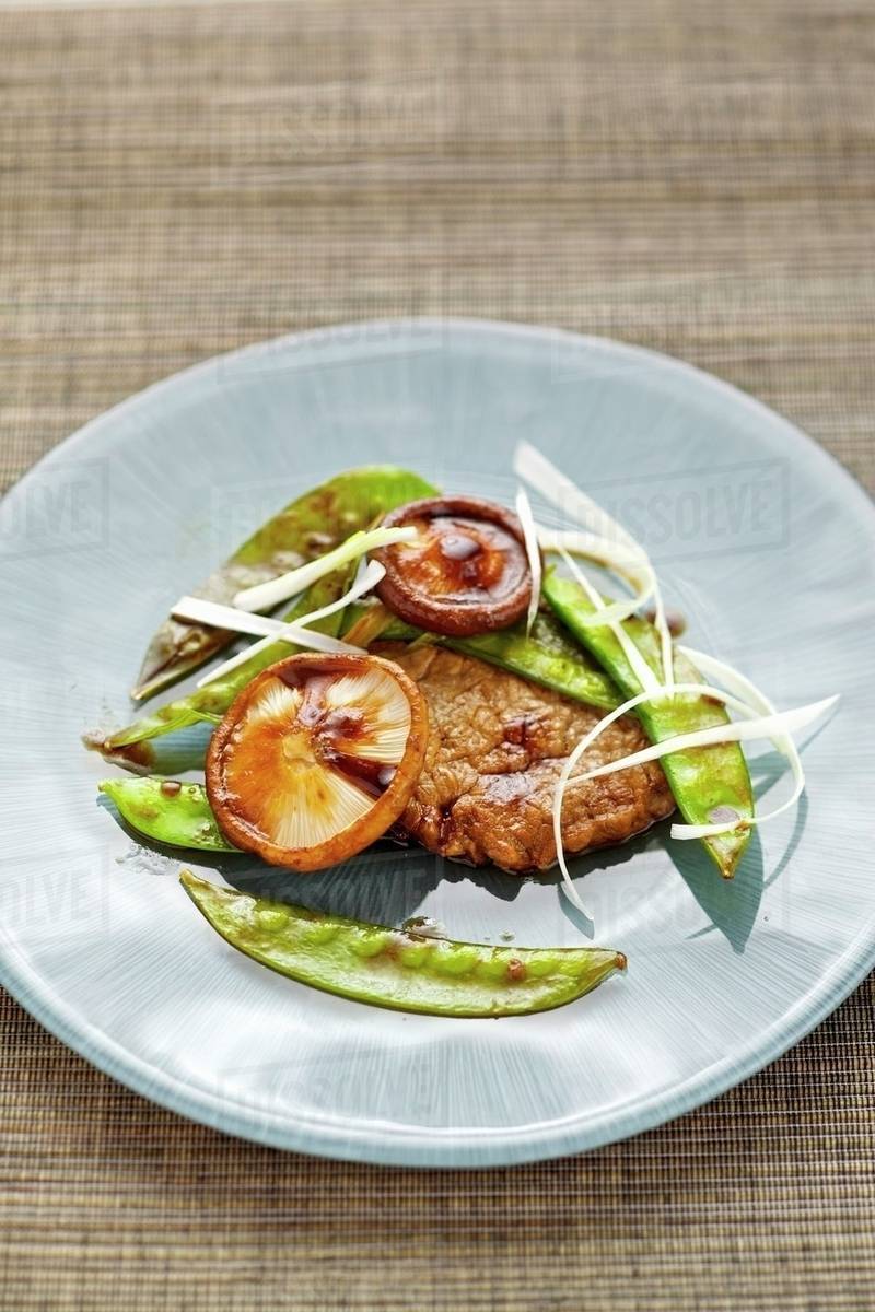 Beef Teppanyaki with mangetout and mushrooms - Royalty-free Stock Photo ...