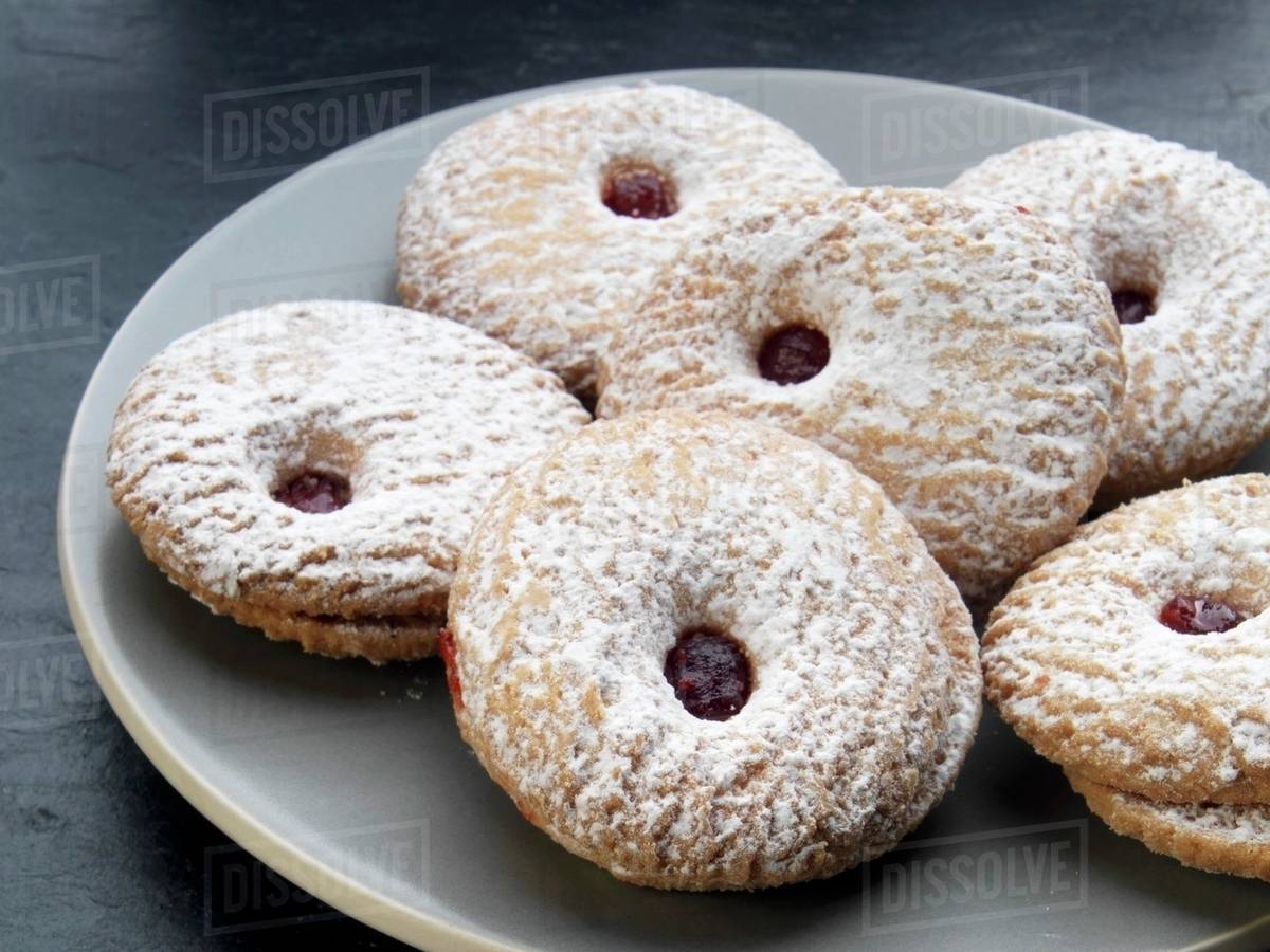 Raspberry-filled biscuits dusted with icing sugar - Royalty-free Stock ...