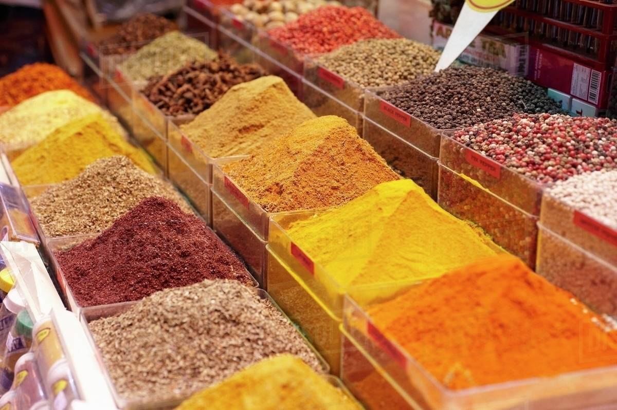 Various spices in plastic containers on a Turkish market - Royalty-free ...