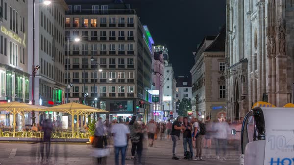 People walking in the Old city center of Vienna in Stephansplatz night ...