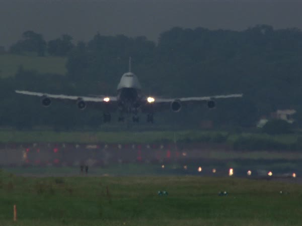 Distorting effect of heat haze as British Airways Boeing 747 commercial ...
