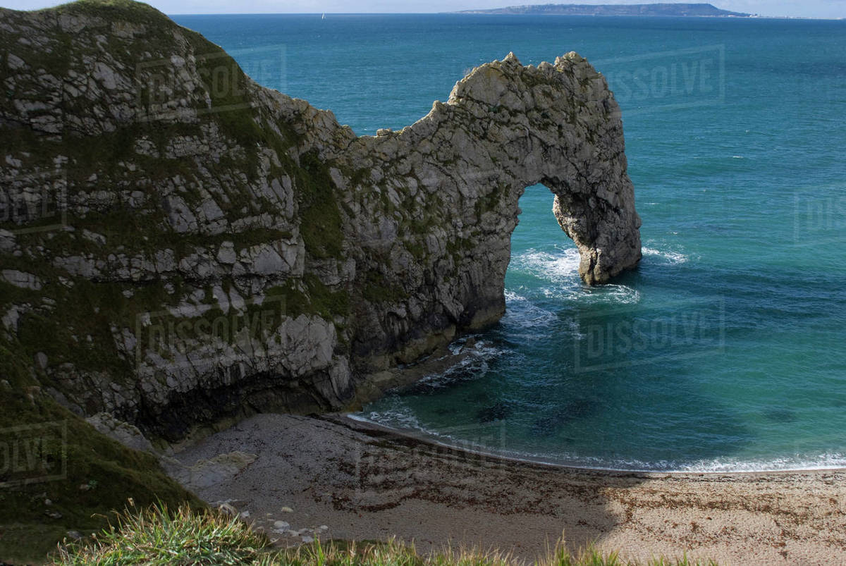 The natural limestone arch on the Jurassic Coast at Durdle Door, Dorset ...