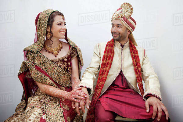 Bride and groom in traditional Indian wedding clothing - Royalty-free ...