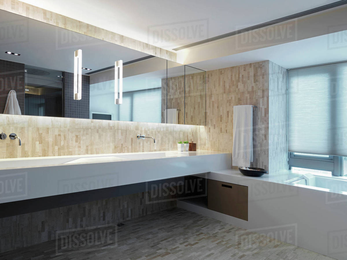 Clean modern bathroom - Royalty-free Stock Photo | Dissolve