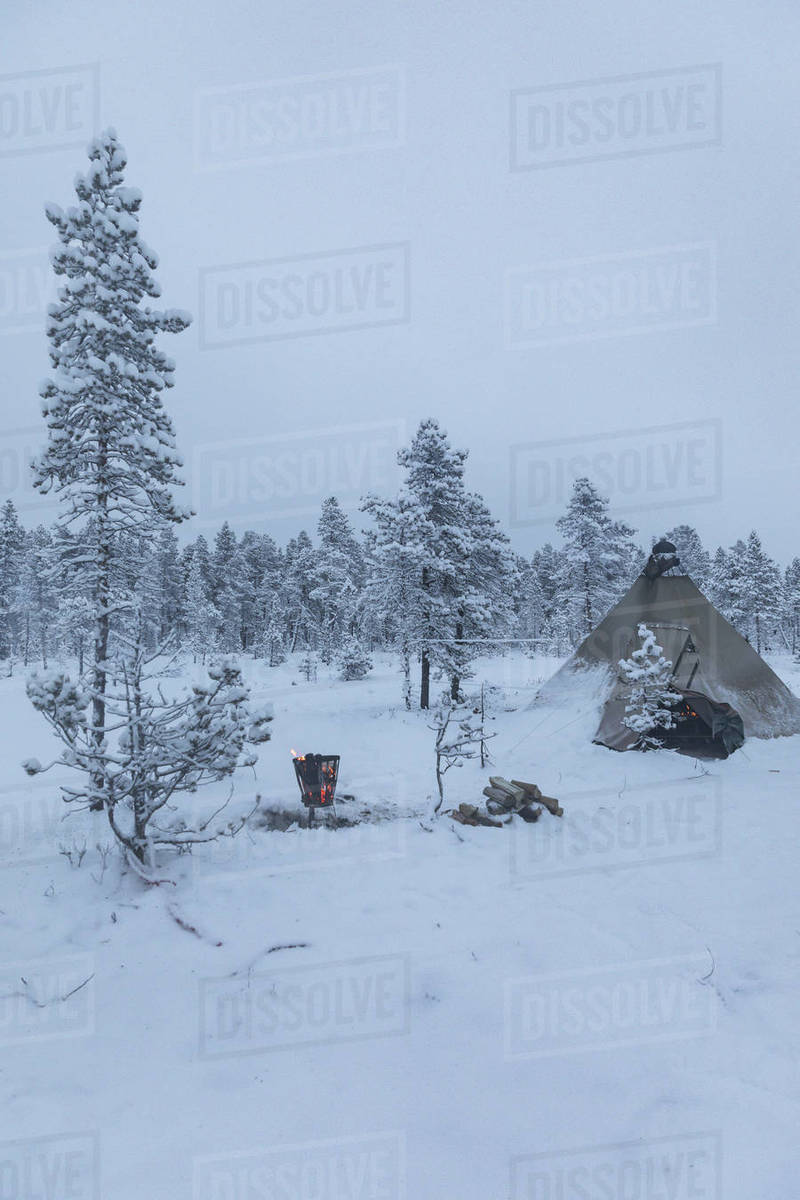 Camping teepee tent and firepit. Winter scene in Swedish Lapland ...