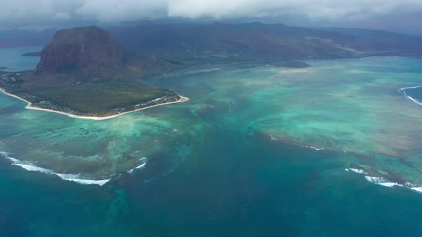 Mauritius island, waves in the Indian ocean, Coral reef in the Indian ...