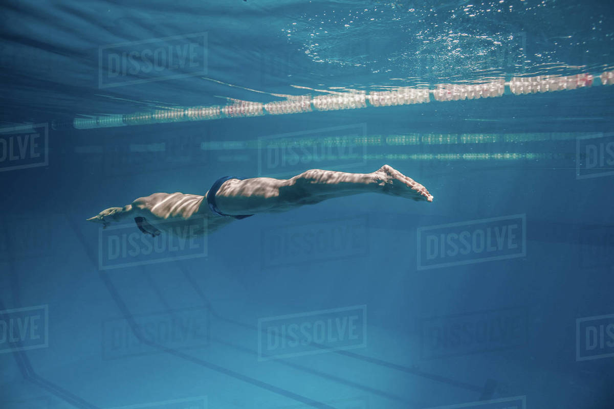 Underwater picture of male swimmer swimming i swimming pool - Stock ...