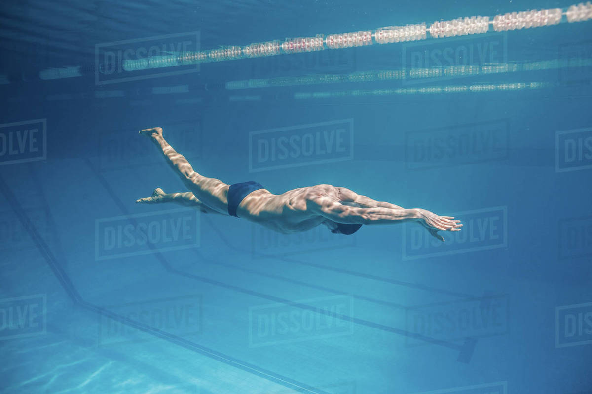 Underwater picture of male swimmer swimming i swimming pool - Stock ...