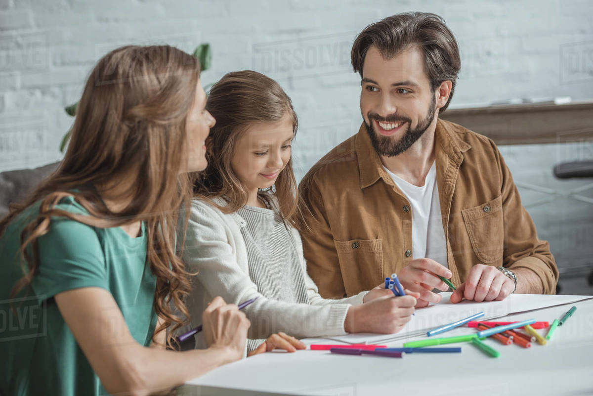 Parents and daughter drawing with felt-tip pens at home - Royalty-free ...