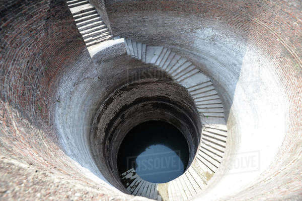 Helical stepwell, 16th century well with a 1.2m-wide staircase ...