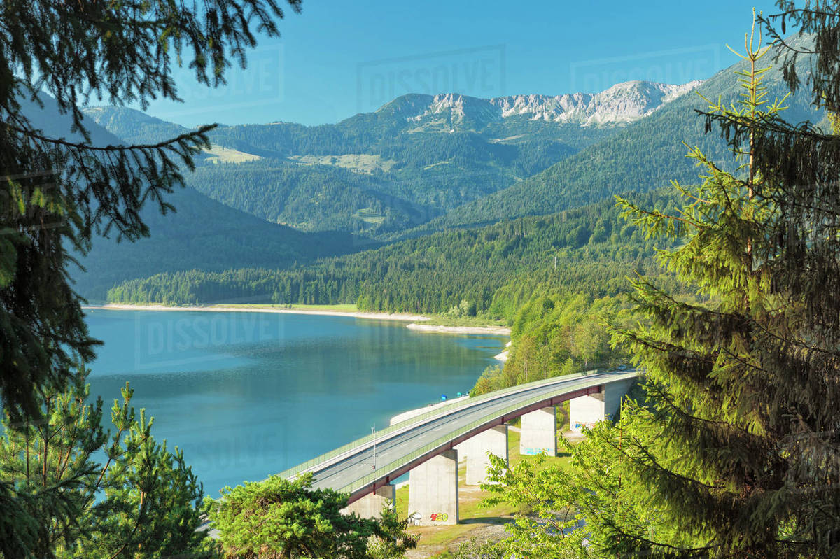 Bridge over Sylvensteinsee lake near Lenggries, Deutsche Alpenstrassee ...