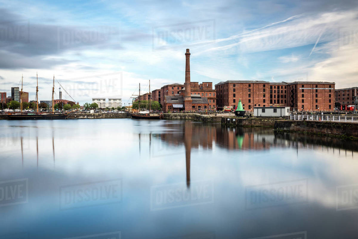 The Pump House pub and Albert Dock buildings reflected in a still ...
