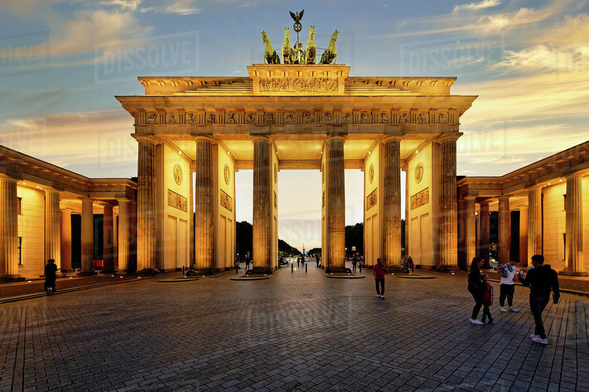 Brandenburg Gate at sunset, Pariser Square, Unter den Linden, Berlin ...