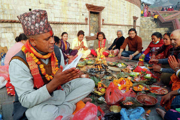 Ceremony (puja) at Hindu pilgrimage site of Pashupatinath, Kathmandu ...