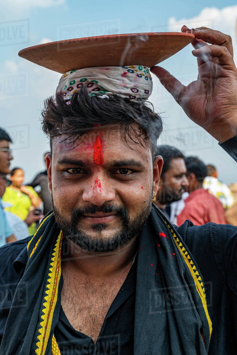 Pilgrim with burning coal, Kalika Shakti Peeth Pavagadh Temple ...