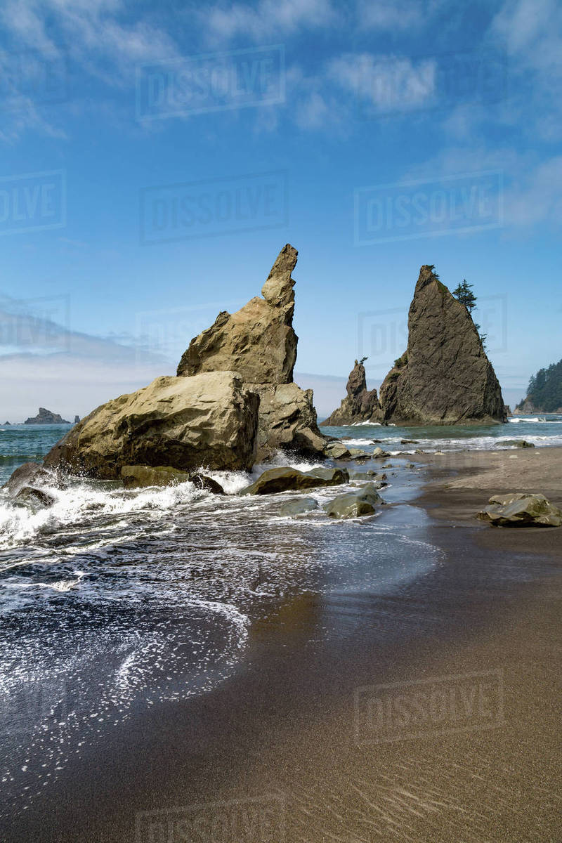 Dramatic sea stacks on Rialto Beach in the Olympic National Park ...