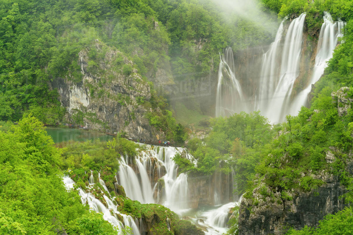 long exposure shot of veliki slap, the largest waterfall at plitvice ...