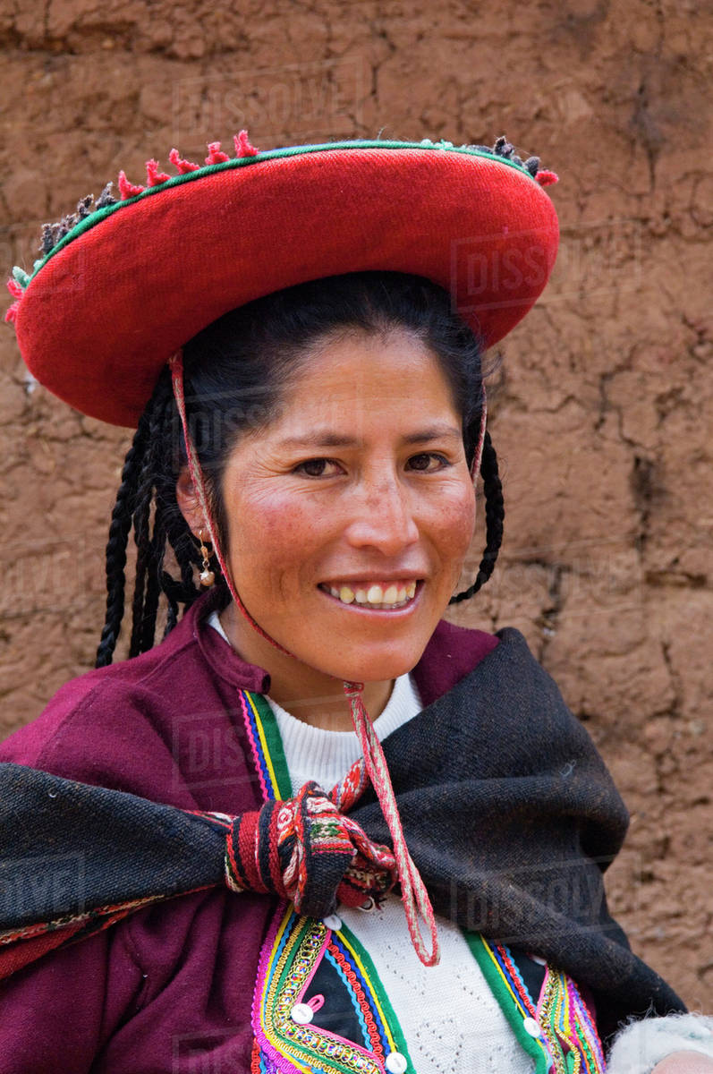 Peru, Chinchero, Portrait of lady weaver in native dress at weavers ...