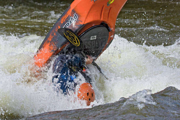 USA, Colorado, Frisco. Male competitor in Kayak Rodeo on Ten-Mile Creek ...