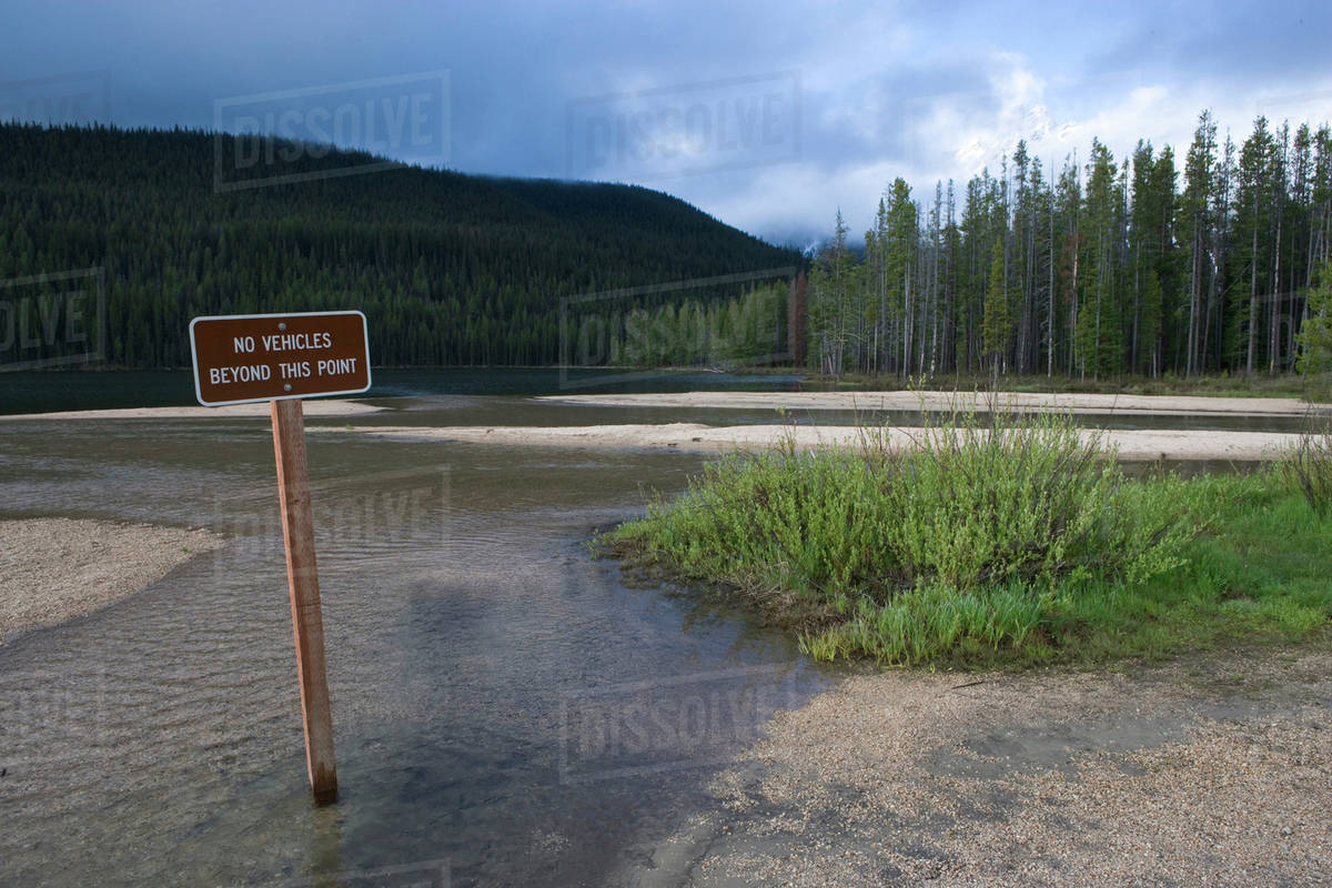 USA, Idaho, Sawtooth National Recreation Area. Warning sign at edge of ...