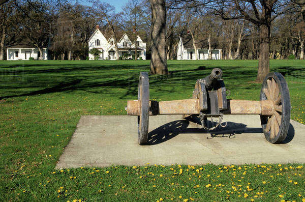 WA, Fort Simcoe SP, officers' quarters and cannon, fort established in ...