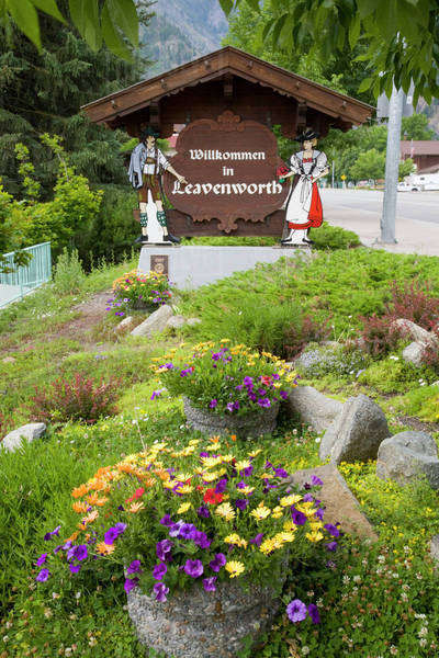 WA, Leavenworth, Bavarian style village, welcome sign - Stock Photo ...