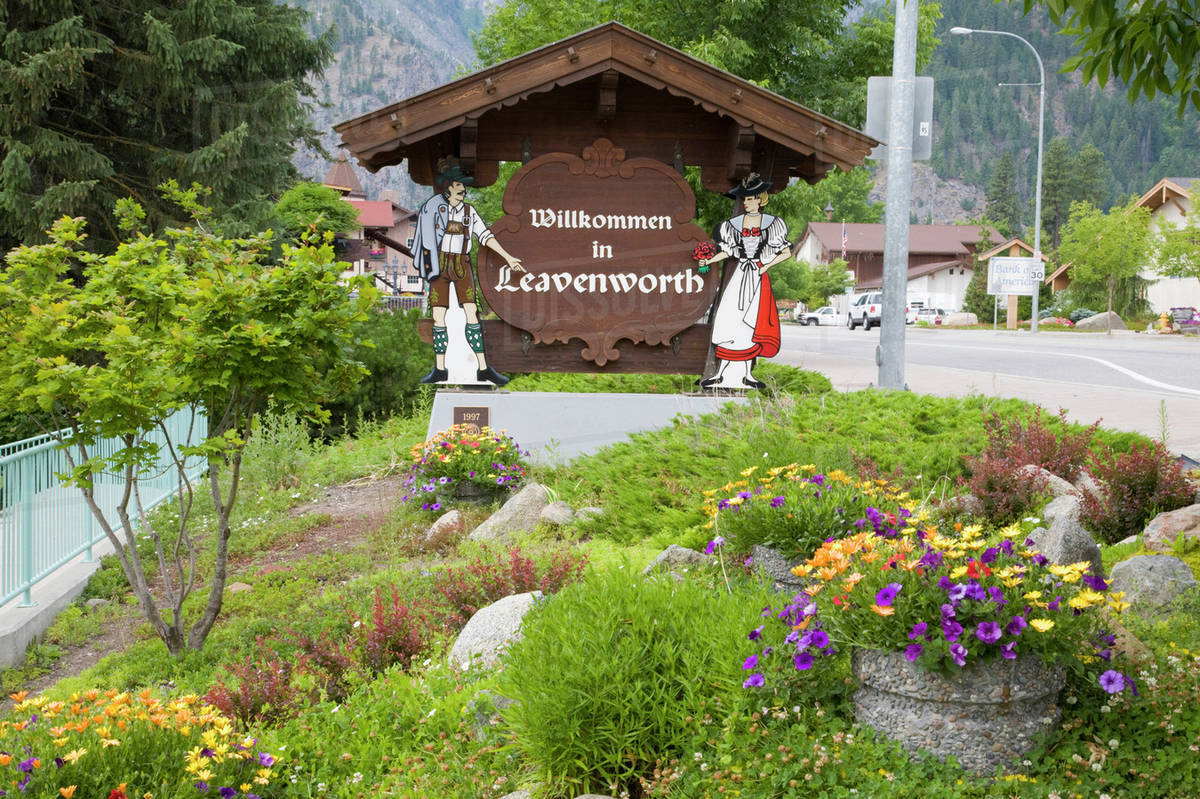 WA, Leavenworth, Bavarian style village, welcome sign - Stock Photo ...