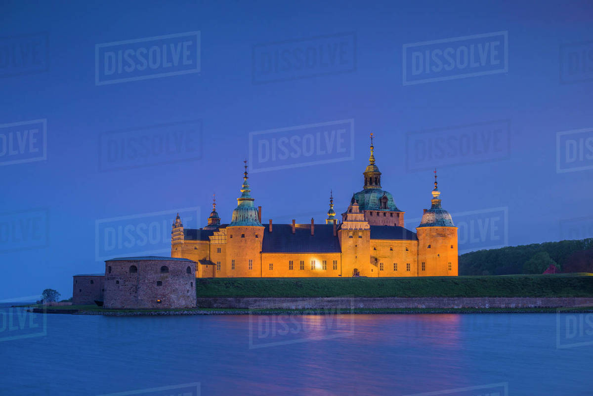 Sweden, Kalmar, Kalmar Slott castle, dusk - Stock Photo - Dissolve