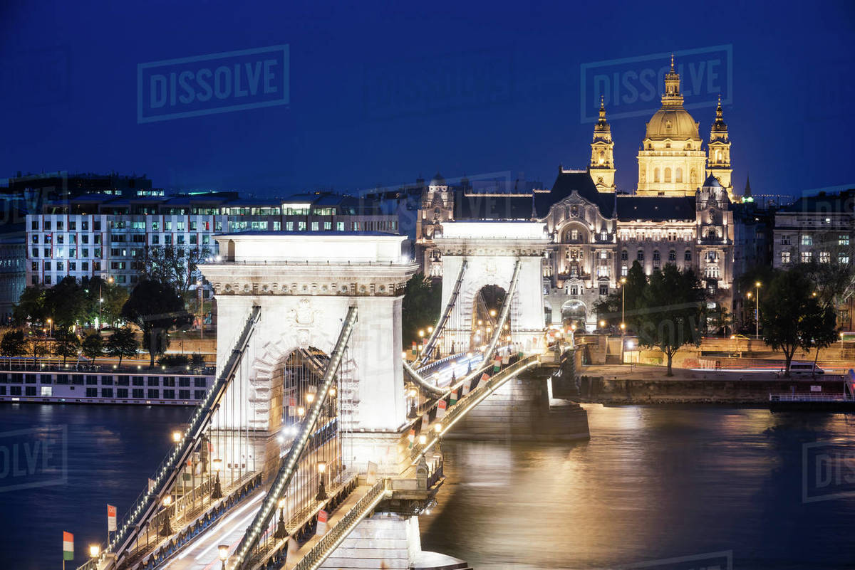 View over River Danube & Chain Bridge at night, Budapest, Hungary ...