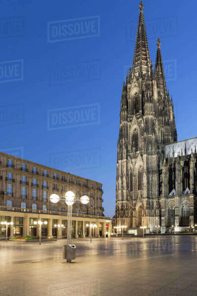 Town square and Cologne Cathedral (Koelner Dom) at night, Cologne ...