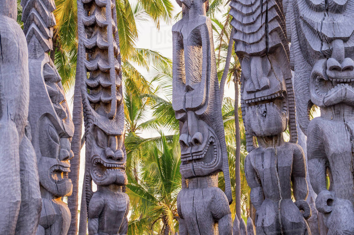 Religious statues of Hawaii's native polynesian people in Puauhonua o ...