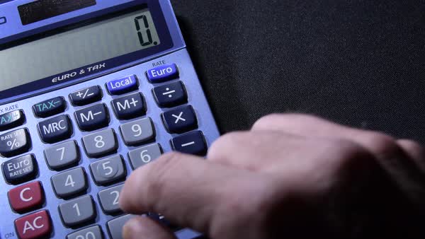 Calculating with a domestic calculator differentes operations - 4K ...