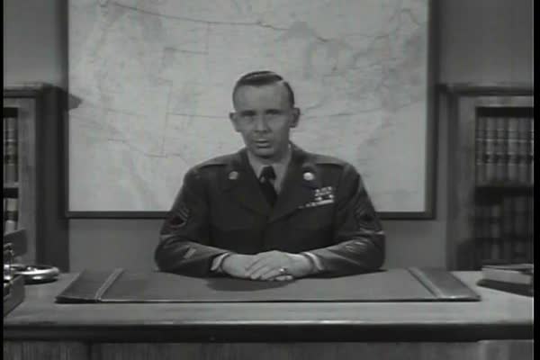 Army Master Sergeant Stuart Queen and Lieutenant John Mortimer talk ...