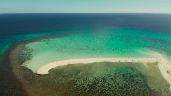 Sandy white island with beach and sandy bar in the turquoise atoll ...
