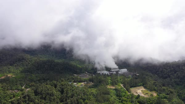Geotermal power plant on Mount Apo. Geothermal station with steam and ...