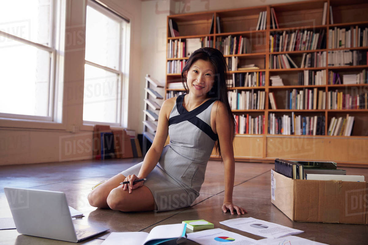 Businesswoman Laying Documents On Floor To Plan Project - Royalty-free ...