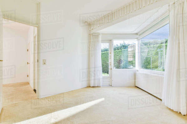 A cozy and spacious empty room in a luxury house - Royalty-free Stock ...