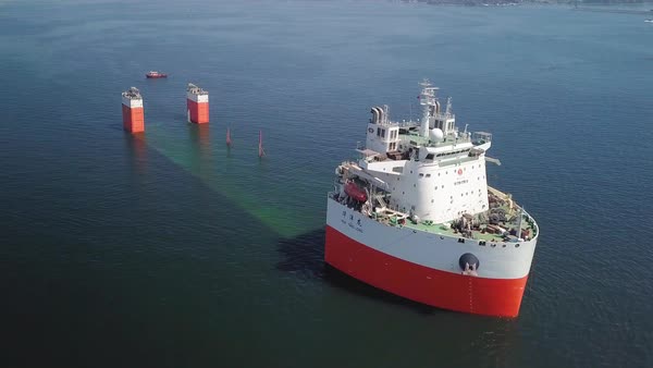 Semi submersible heavy lift cargo ship. Vessel floods her ballast tanks ...