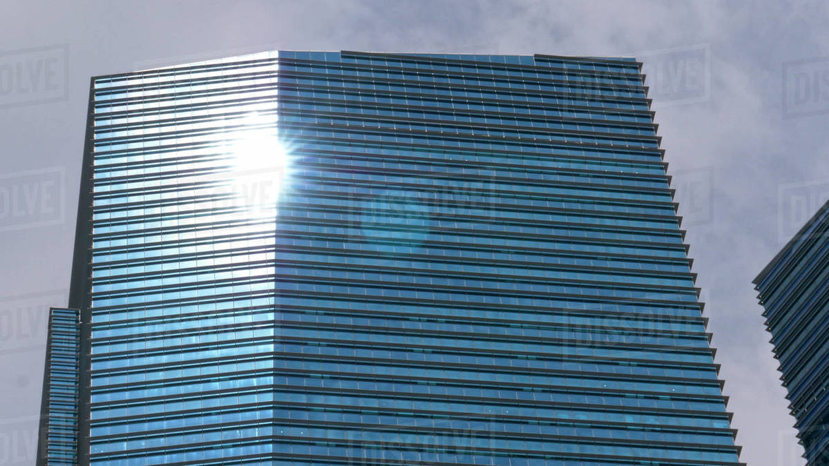 CLOSE UP, LENS FLARE: Blindingly bright sun reflecting in glassy ...