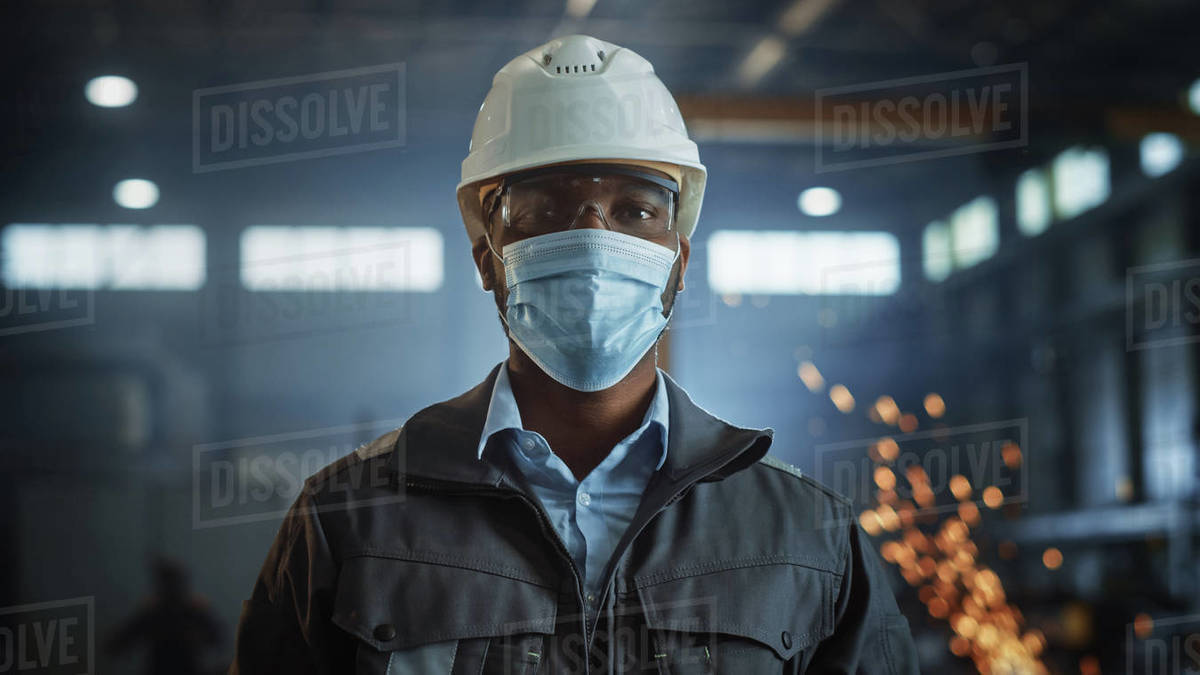 Professional Heavy Industry Engineer/Worker Wearing Safety Face Mask ...