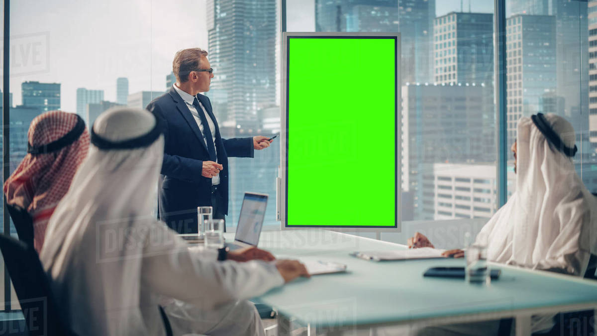 International Manager Holds Meeting Presentation for Saudi Business ...