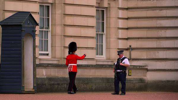 Buckingham Palace Guardsman marching & policeman, London, England - HD ...