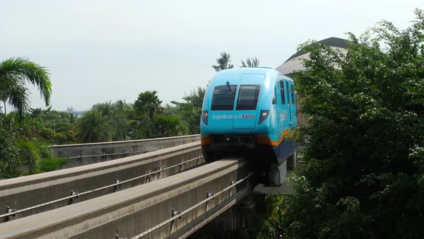SENTOSA ISLAND, SINGAPORE - NOVEMBER 24, 2018: Sentosa Express monorail ...