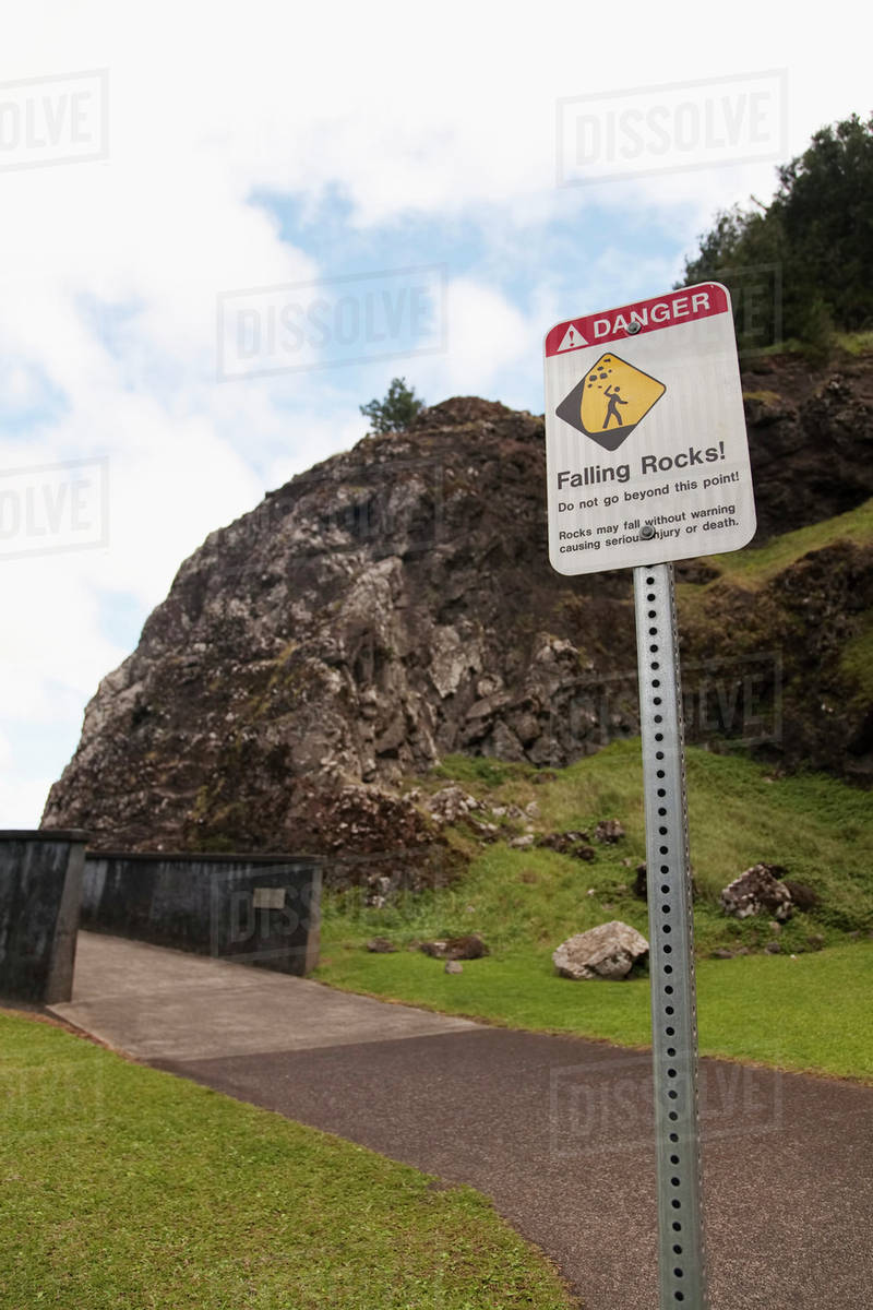 Sign at nuuanu pali lookout warns to look out for falling rocks;Oahu ...
