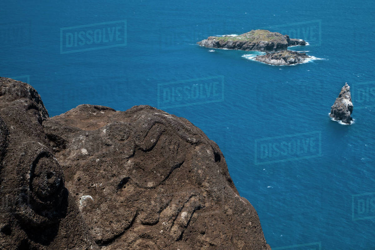 Orongo rocks are carved with hundreds of petroglyphs of birdmen ...