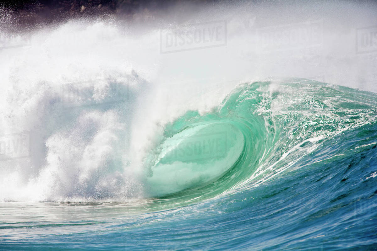 Large winter surf. Waves breaking on the north shore of Oahu at Waimea ...